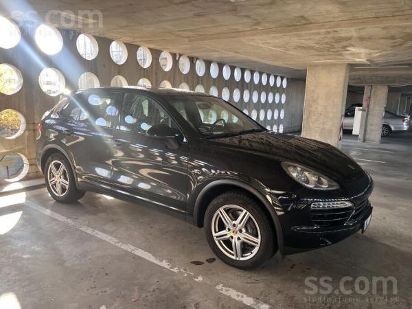 Melns Porsche Cayenne 2011 Rīga, ar dzinēja tilpumu 3.00 L un nobraukumu 115 tūkst. km par 24000 €, foto 2 vietnē AUTOMOTO.COM.LV