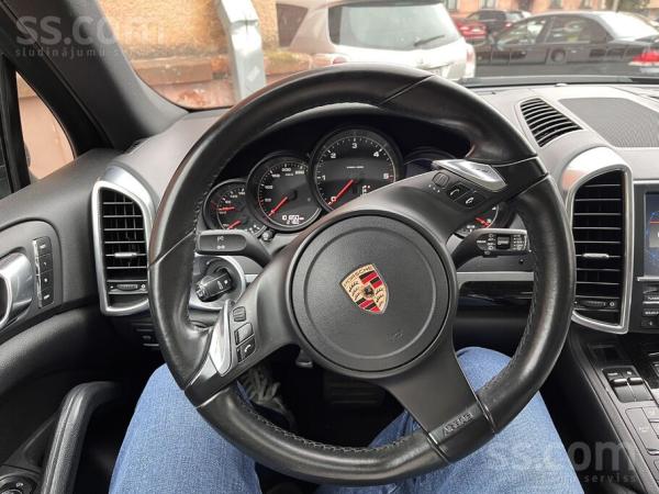 Melns Porsche Cayenne 2011 Rīga, ar dzinēja tilpumu 3.00 L un nobraukumu 115 tūkst. km par 24000 €, foto 5 vietnē AUTOMOTO.COM.LV
