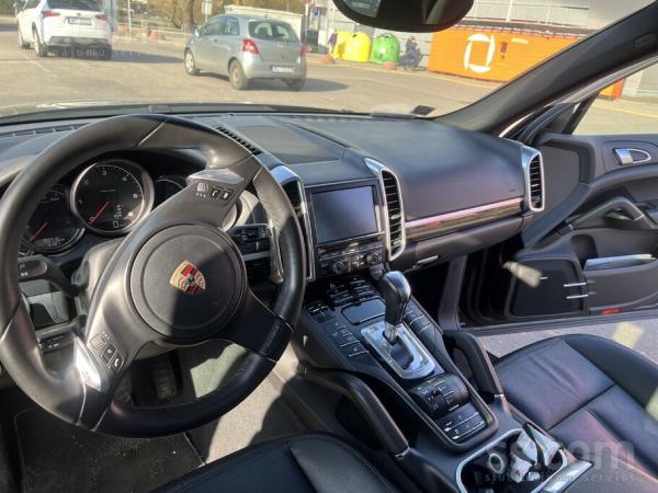 Melns Porsche Cayenne 2011 Rīga, ar dzinēja tilpumu 3.00 L un nobraukumu 115 tūkst. km par 24000 €, foto 7 vietnē AUTOMOTO.COM.LV