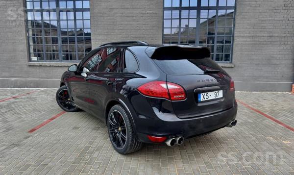 Black Porsche Cayenne 2011 in Riga, with an engine capacity of 4.80 L and mileage of 211 thousand km for 16900 €, photo 3 on AUTOMOTO.COM.LV