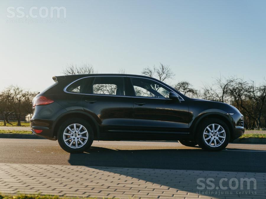 Black Porsche Cayenne 2011 in Riga, with an engine capacity of 3.00 L and mileage of 305 thousand km for 14800 €, photo 2 on AUTOMOTO.COM.LV