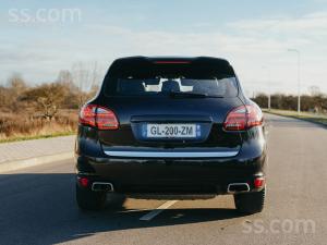 Black Porsche Cayenne 2011 in Riga, with an engine capacity of 3.00 L and mileage of 305 thousand km for 14800 €, photo 5 on AUTOMOTO.COM.LV