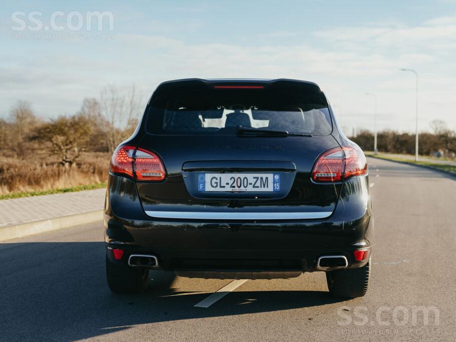 Black Porsche Cayenne 2011 in Riga, with an engine capacity of 3.00 L and mileage of 305 thousand km for 14800 €, photo 5 on AUTOMOTO.COM.LV