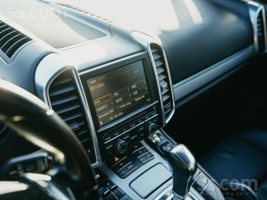 Black Porsche Cayenne 2011 in Riga, with an engine capacity of 3.00 L and mileage of 305 thousand km for 14800 €, photo 11 on AUTOMOTO.COM.LV