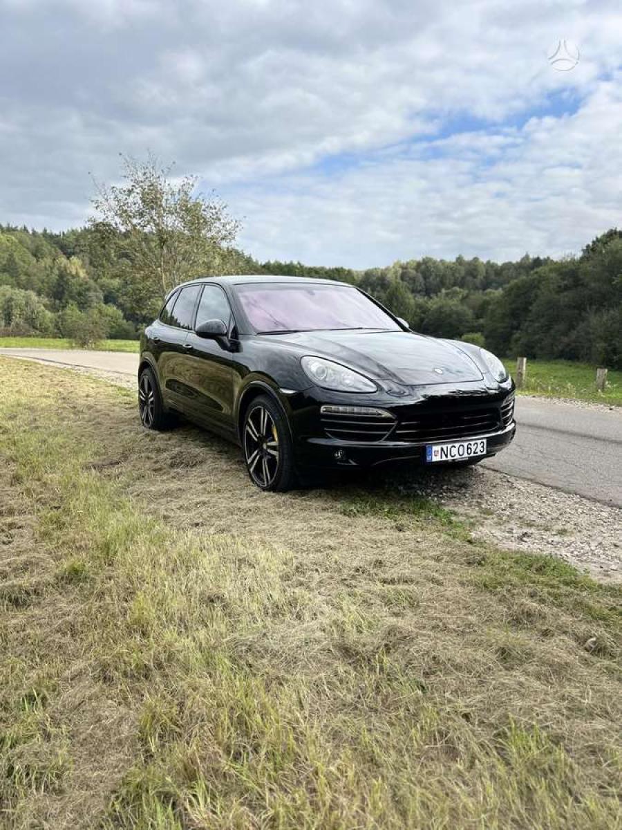 Black Porsche Cayenne 2011 in Vilnius, with an engine capacity of 2.97 L and mileage of 340 thousand km for 16500 €, photo 1 on AUTOMOTO.COM.LV