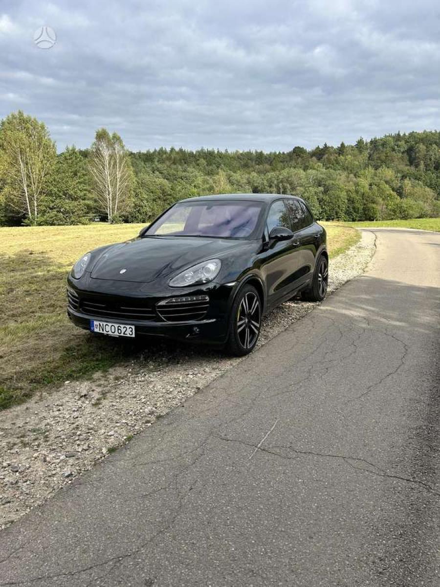 Black Porsche Cayenne 2011 in Vilnius, with an engine capacity of 2.97 L and mileage of 340 thousand km for 16500 €, photo 2 on AUTOMOTO.COM.LV