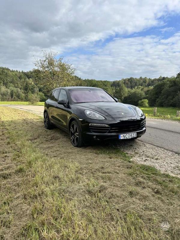 Melns Porsche Cayenne 2011 Viļņa, ar dzinēja tilpumu 2.97 L un nobraukumu 340 tūkst. km par 16500 €, foto 3 vietnē AUTOMOTO.COM.LV