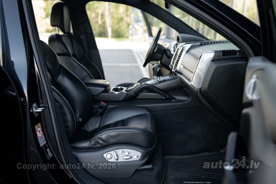 Melns Porsche Cayenne 2011 Tallina, ar dzinēja tilpumu 4.80 L un nobraukumu 266 tūkst. km par 12490 €, foto 16 vietnē AUTOMOTO.COM.LV