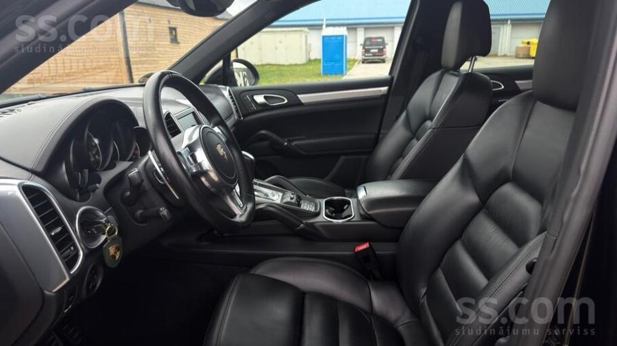 Black Porsche Cayenne 2011 in Liepaja, with an engine capacity of 3.00 L and mileage of 268 thousand km for 17500 €, photo 12 on AUTOMOTO.COM.LV