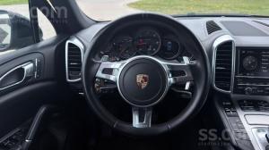 Black Porsche Cayenne 2011 in Liepaja, with an engine capacity of 3.00 L and mileage of 268 thousand km for 17500 €, photo 15 on AUTOMOTO.COM.LV