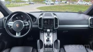 Black Porsche Cayenne 2011 in Liepaja, with an engine capacity of 3.00 L and mileage of 268 thousand km for 17500 €, photo 17 on AUTOMOTO.COM.LV