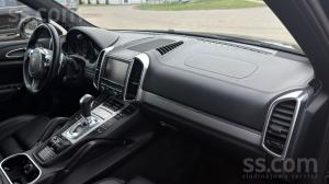 Black Porsche Cayenne 2011 in Liepaja, with an engine capacity of 3.00 L and mileage of 268 thousand km for 17500 €, photo 19 on AUTOMOTO.COM.LV