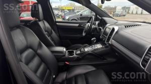 Black Porsche Cayenne 2011 in Liepaja, with an engine capacity of 3.00 L and mileage of 268 thousand km for 17500 €, photo 20 on AUTOMOTO.COM.LV