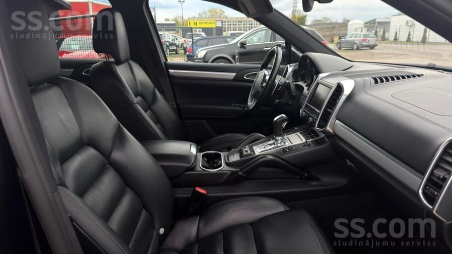 Black Porsche Cayenne 2011 in Liepaja, with an engine capacity of 3.00 L and mileage of 268 thousand km for 17500 €, photo 20 on AUTOMOTO.COM.LV
