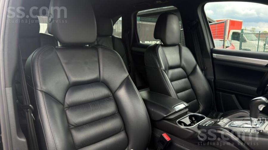 Black Porsche Cayenne 2011 in Liepaja, with an engine capacity of 3.00 L and mileage of 268 thousand km for 17500 €, photo 21 on AUTOMOTO.COM.LV