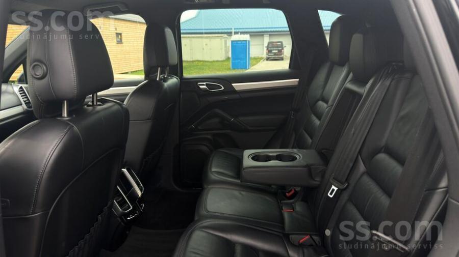 Black Porsche Cayenne 2011 in Liepaja, with an engine capacity of 3.00 L and mileage of 268 thousand km for 17500 €, photo 22 on AUTOMOTO.COM.LV