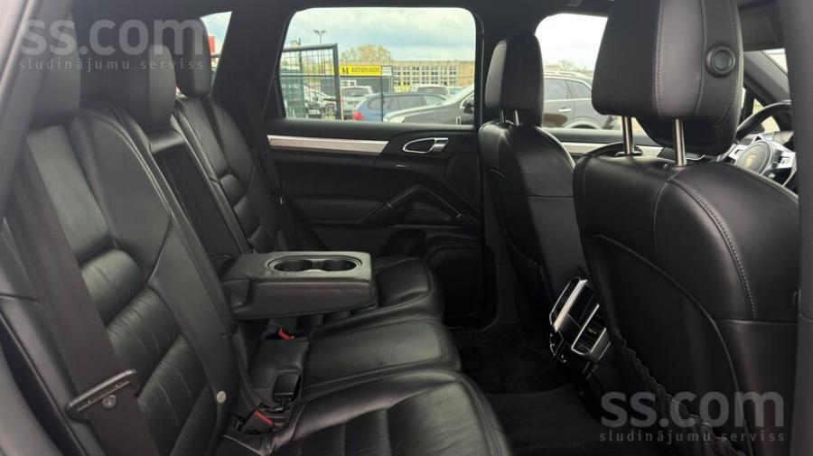 Black Porsche Cayenne 2011 in Liepaja, with an engine capacity of 3.00 L and mileage of 268 thousand km for 17500 €, photo 25 on AUTOMOTO.COM.LV