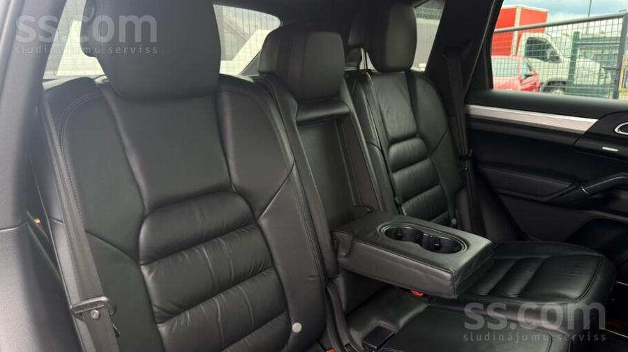 Black Porsche Cayenne 2011 in Liepaja, with an engine capacity of 3.00 L and mileage of 268 thousand km for 17500 €, photo 26 on AUTOMOTO.COM.LV