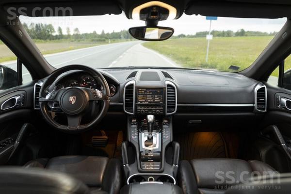 Black Porsche Cayenne 2011 in Ogre, with an engine capacity of 3.00 L and mileage of 365 thousand km for 14450 €, photo 5 on AUTOMOTO.COM.LV