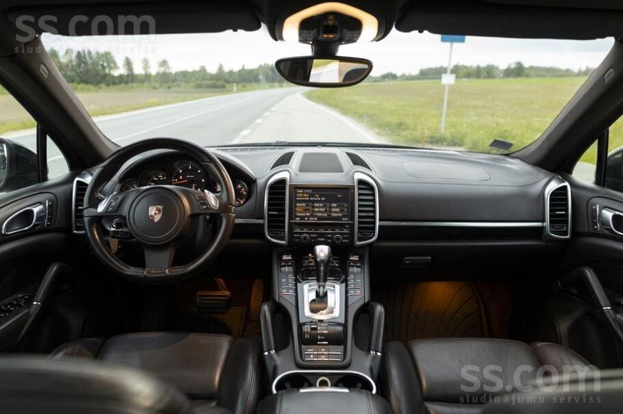 Black Porsche Cayenne 2011 in Ogre, with an engine capacity of 3.00 L and mileage of 365 thousand km for 14450 €, photo 6 on AUTOMOTO.COM.LV
