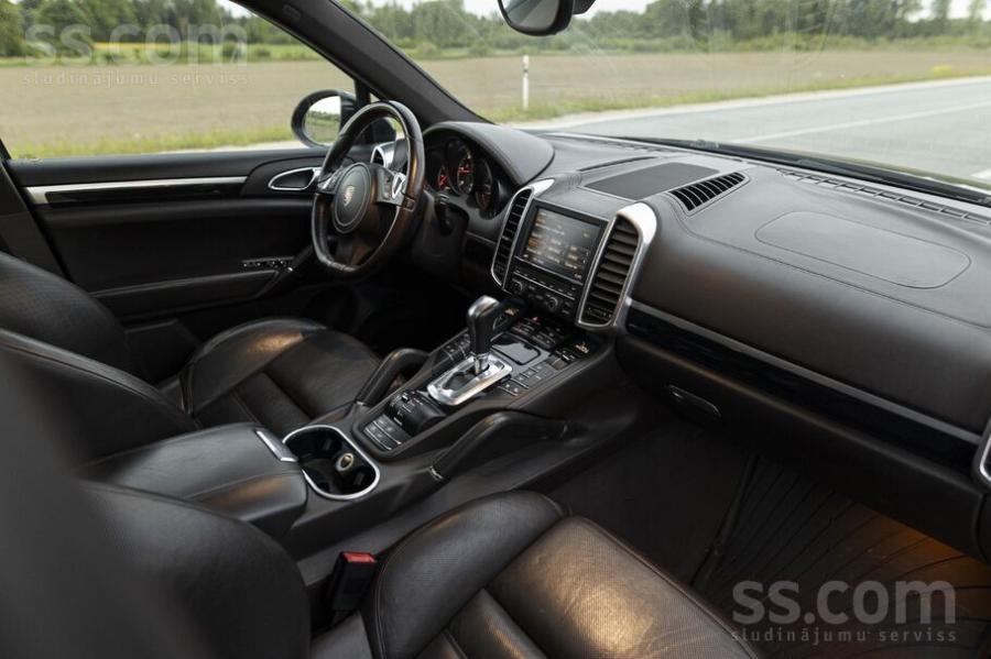 Black Porsche Cayenne 2011 in Ogre, with an engine capacity of 3.00 L and mileage of 365 thousand km for 14450 €, photo 7 on AUTOMOTO.COM.LV