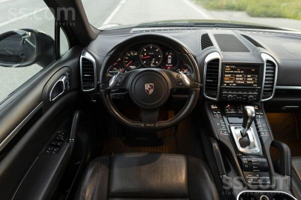 Black Porsche Cayenne 2011 in Ogre, with an engine capacity of 3.00 L and mileage of 365 thousand km for 14450 €, photo 7 on AUTOMOTO.COM.LV