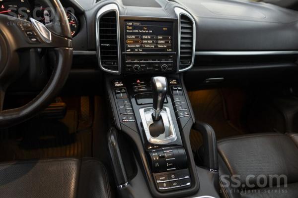 Black Porsche Cayenne 2011 in Ogre, with an engine capacity of 3.00 L and mileage of 365 thousand km for 14450 €, photo 9 on AUTOMOTO.COM.LV