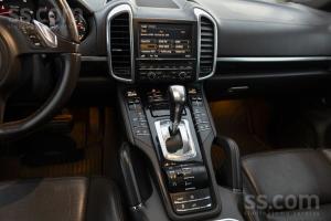 Black Porsche Cayenne 2011 in Ogre, with an engine capacity of 3.00 L and mileage of 365 thousand km for 14450 €, photo 10 on AUTOMOTO.COM.LV