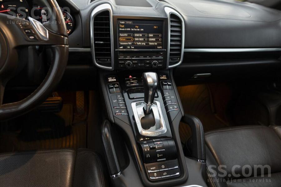 Black Porsche Cayenne 2011 in Ogre, with an engine capacity of 3.00 L and mileage of 365 thousand km for 14450 €, photo 10 on AUTOMOTO.COM.LV