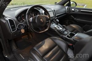 Black Porsche Cayenne 2011 in Ogre, with an engine capacity of 3.00 L and mileage of 365 thousand km for 14450 €, photo 11 on AUTOMOTO.COM.LV