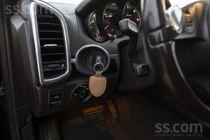 Black Porsche Cayenne 2011 in Ogre, with an engine capacity of 3.00 L and mileage of 365 thousand km for 14450 €, photo 12 on AUTOMOTO.COM.LV