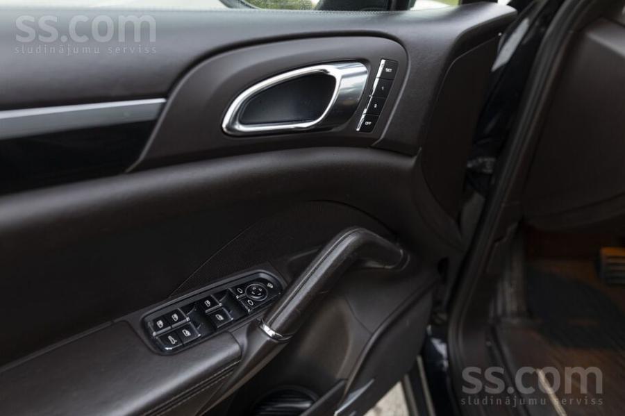 Black Porsche Cayenne 2011 in Ogre, with an engine capacity of 3.00 L and mileage of 365 thousand km for 14450 €, photo 13 on AUTOMOTO.COM.LV