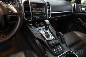 Black Porsche Cayenne 2011 in Ogre, with an engine capacity of 3.00 L and mileage of 365 thousand km for 14450 €, photo 14 on AUTOMOTO.COM.LV