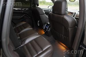 Black Porsche Cayenne 2011 in Ogre, with an engine capacity of 3.00 L and mileage of 365 thousand km for 14450 €, photo 15 on AUTOMOTO.COM.LV