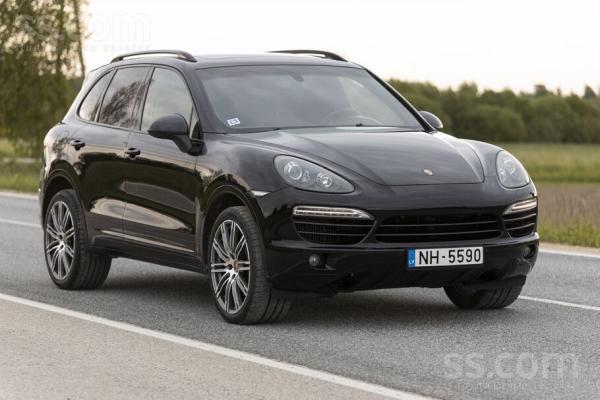 Black Porsche Cayenne 2011 in Ogre, with an engine capacity of 3.00 L and mileage of 365 thousand km for 14450 €, photo 2 on AUTOMOTO.COM.LV
