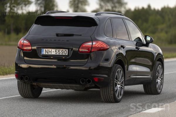 Black Porsche Cayenne 2011 in Ogre, with an engine capacity of 3.00 L and mileage of 365 thousand km for 14450 €, photo 3 on AUTOMOTO.COM.LV