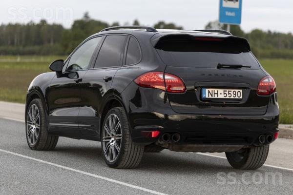 Black Porsche Cayenne 2011 in Ogre, with an engine capacity of 3.00 L and mileage of 365 thousand km for 14450 €, photo 4 on AUTOMOTO.COM.LV