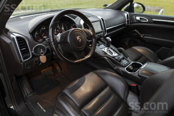 Black Porsche Cayenne 2011 in Ogre, with an engine capacity of 3.00 L and mileage of 365 thousand km for 14450 €, photo 10 on AUTOMOTO.COM.LV