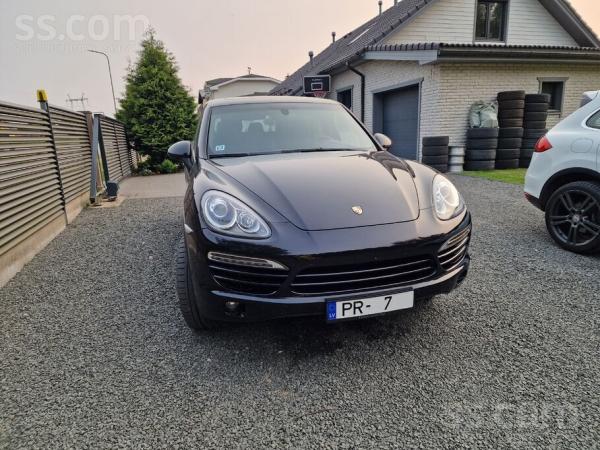 Black Porsche Cayenne 2011 in Riga, with an engine capacity of 3.00 L and mileage of 293 thousand km for 17500 €, photo 1 on AUTOMOTO.COM.LV