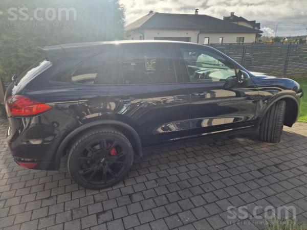 Black Porsche Cayenne 2011 in Riga, with an engine capacity of 3.00 L and mileage of 293 thousand km for 17500 €, photo 3 on AUTOMOTO.COM.LV