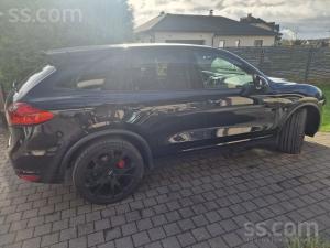 Black Porsche Cayenne 2011 in Riga, with an engine capacity of 3.00 L and mileage of 293 thousand km for 17500 €, photo 4 on AUTOMOTO.COM.LV
