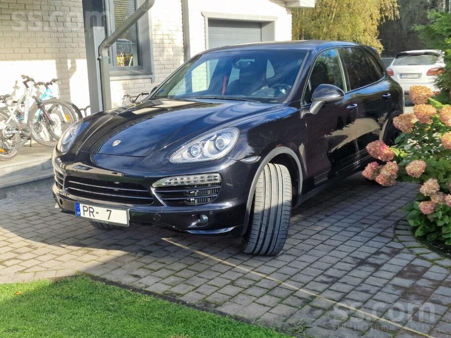 Black Porsche Cayenne 2011 in Riga, with an engine capacity of 3.00 L and mileage of 293 thousand km for 17500 €, photo 7 on AUTOMOTO.COM.LV