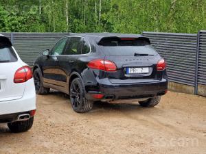 Black Porsche Cayenne 2011 in Riga, with an engine capacity of 3.00 L and mileage of 293 thousand km for 17500 €, photo 8 on AUTOMOTO.COM.LV