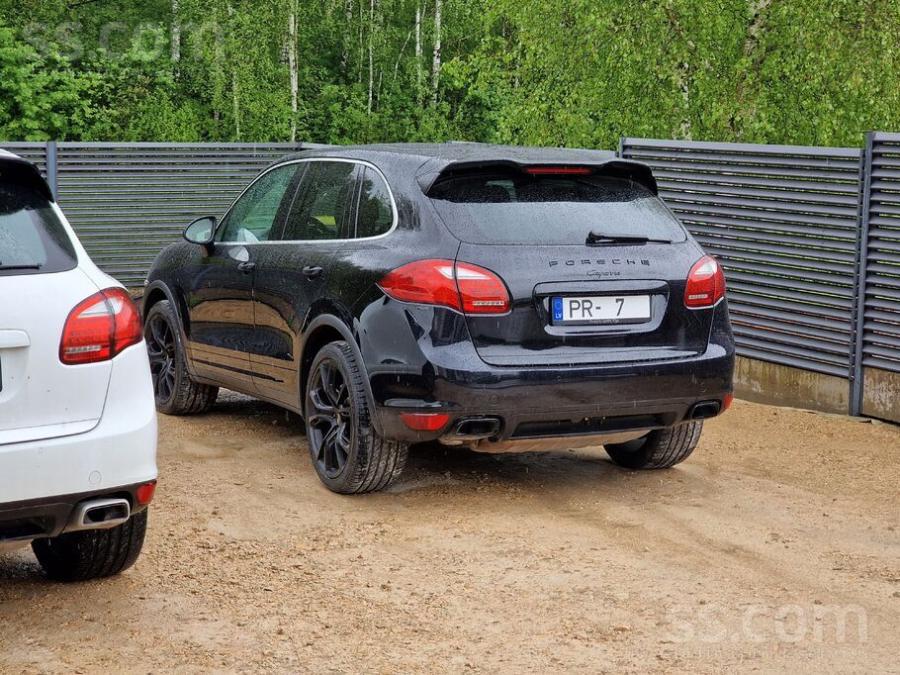 Black Porsche Cayenne 2011 in Riga, with an engine capacity of 3.00 L and mileage of 293 thousand km for 17500 €, photo 8 on AUTOMOTO.COM.LV