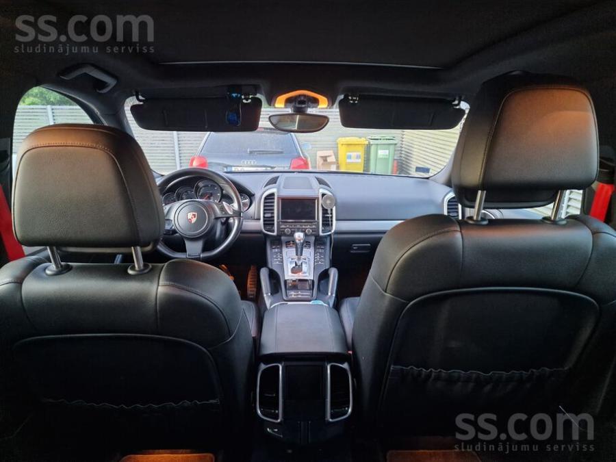 Black Porsche Cayenne 2011 in Riga, with an engine capacity of 3.00 L and mileage of 293 thousand km for 17500 €, photo 13 on AUTOMOTO.COM.LV