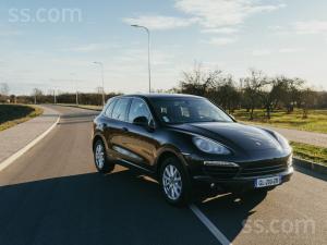 Melns Porsche Cayenne 2011 Rīga, ar dzinēja tilpumu 3.00 L un nobraukumu 305 tūkst. km par 10950 €, foto  vietnē AUTOMOTO.COM.LV