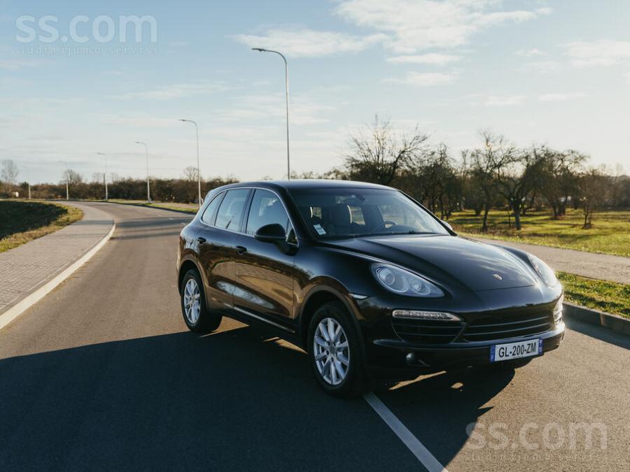 Black Porsche Cayenne 2011 in Riga, with an engine capacity of 3.00 L and mileage of 305 thousand km for 10950 €, photo 1 on AUTOMOTO.COM.LV