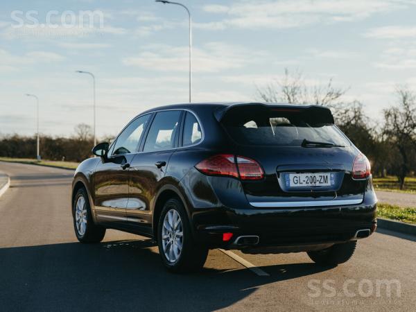 Black Porsche Cayenne 2011 in Riga, with an engine capacity of 3.00 L and mileage of 305 thousand km for 10950 €, photo 2 on AUTOMOTO.COM.LV