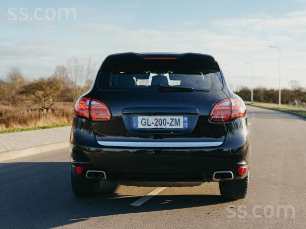 Black Porsche Cayenne 2011 in Riga, with an engine capacity of 3.00 L and mileage of 305 thousand km for 10950 €, photo 3 on AUTOMOTO.COM.LV
