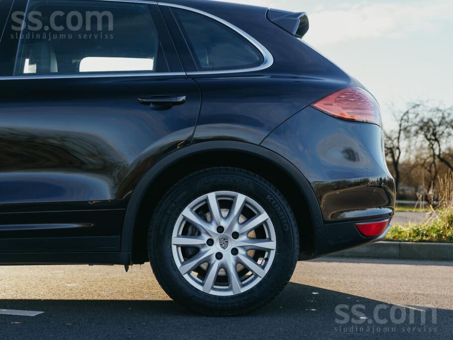 Black Porsche Cayenne 2011 in Riga, with an engine capacity of 3.00 L and mileage of 305 thousand km for 10950 €, photo 5 on AUTOMOTO.COM.LV